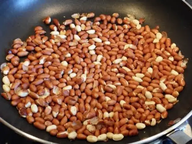 Erdnüsse in einer Pfanne anbraten