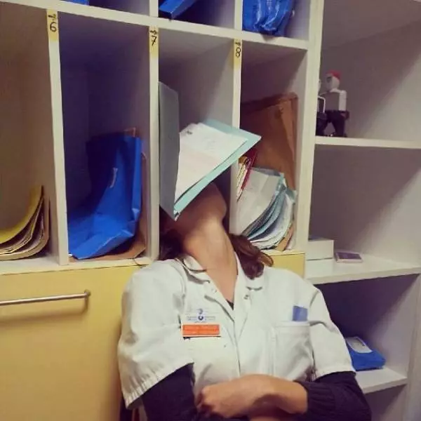 Trötta och sovande vårdpersonal