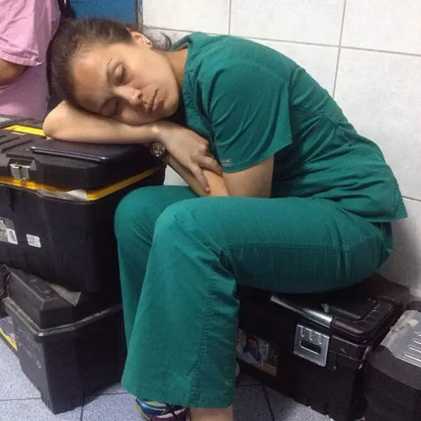 疲れて眠っている医療従事者