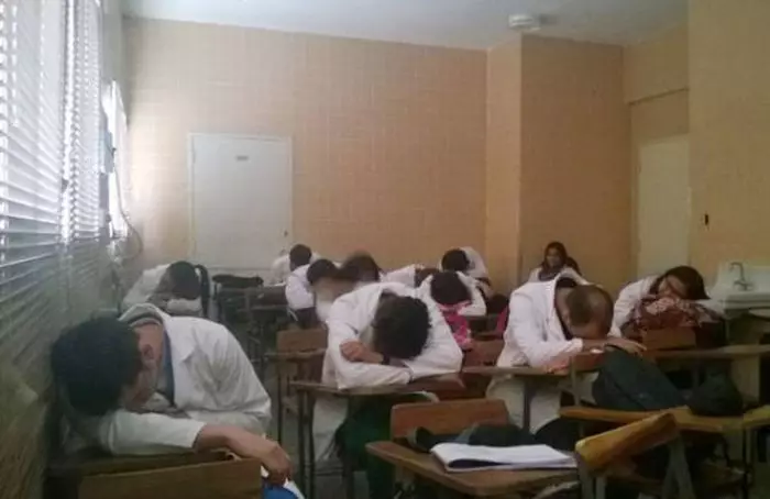 کارکنان بهداشتی خسته و خوابیده