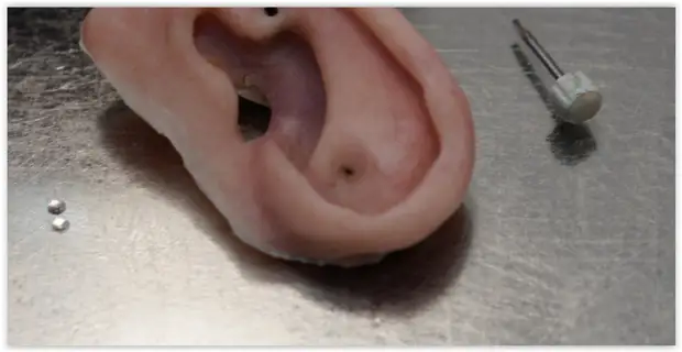 I-Silicone ear prosthesis