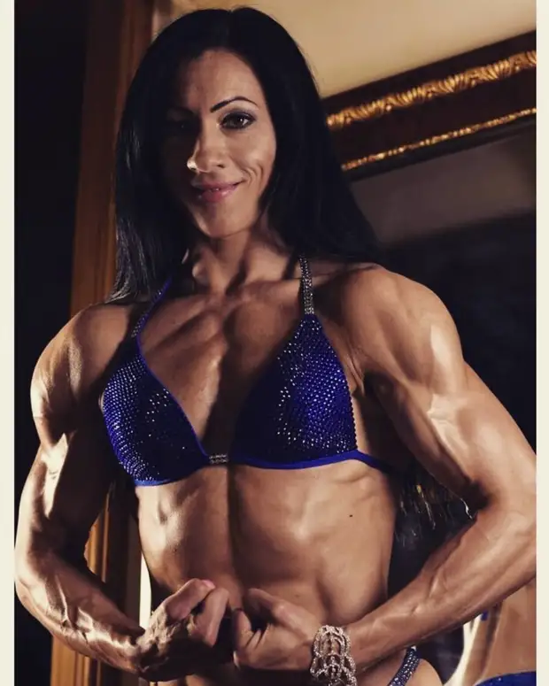 Mädchen, die beim Bodybuilding, Bodybuilding, Frauenbodybuilding, starken Frauen, Sport zu weit gegangen sind