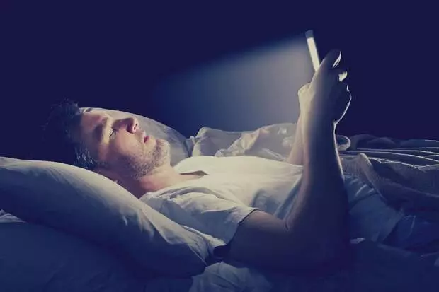 Небезпечно для здоров'я: вчені розповіли, чому не можна спати зі смартфоном