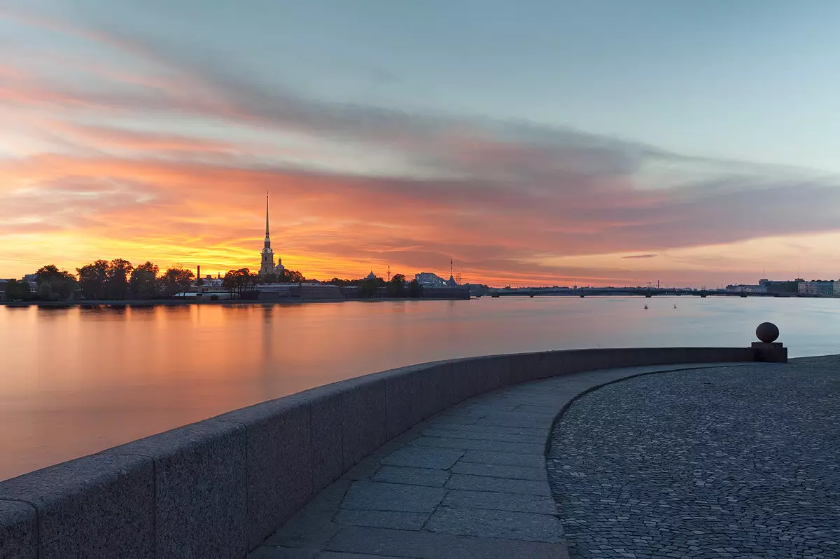 Ja sama som Petrohradčanka. A naozaj milujem biele noci. Ale zatemňovacie zatemňovacie závesy každé leto sú naše všetko!