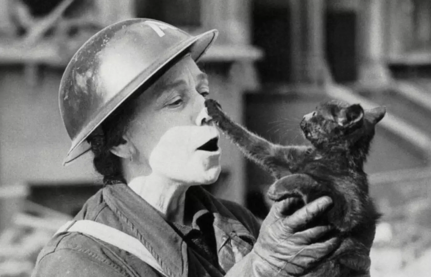 Una mujer sostiene un gato rescatado después del bombardeo de Londres en 1940. Foto: Mirrorpix