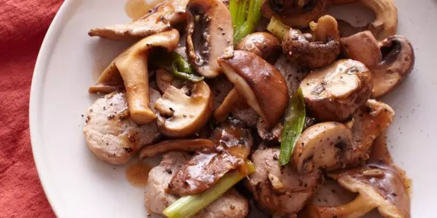 What foods contain vitamin D: mushrooms