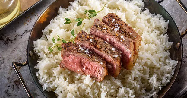 Carne y arroz blanco: por qué no se pueden comer juntos