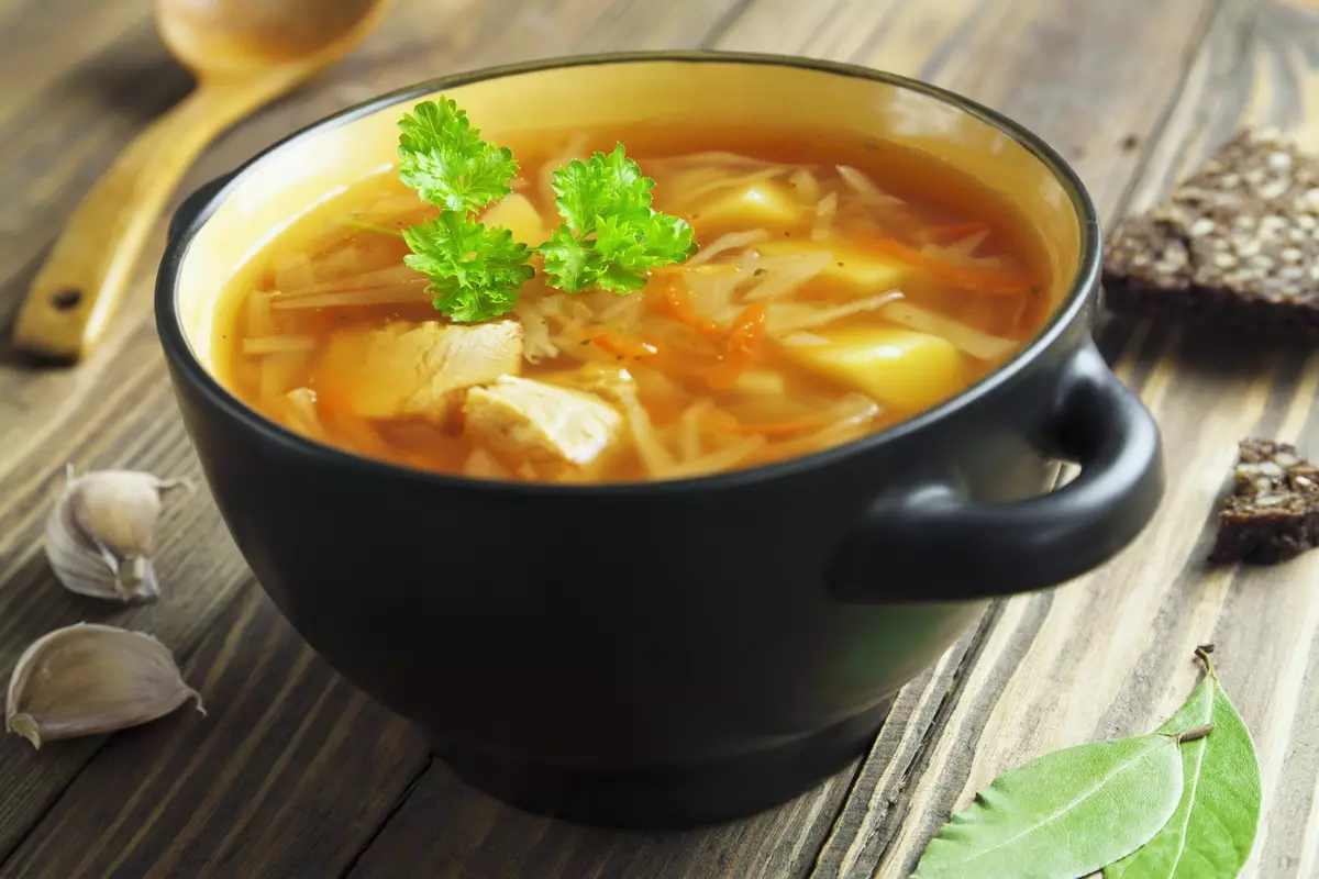 Soupe aux choux. Tout est en place : le chou aigre, la viande et les carottes aux oignons sont parfaitement cuits et attirent par leur arôme.