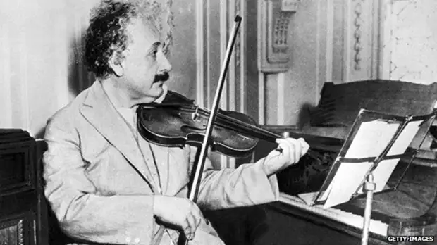 Albert Einstein luan në violinë.