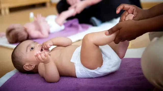 El massatge per a nens està guanyant popularitat a molts països, on s'estan obrint cursos especials per a pares.