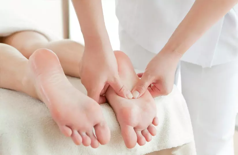 Foot massage sa halip na fitness: isang pamamaraan na nakakatulong sa migraines at osteochondrosis