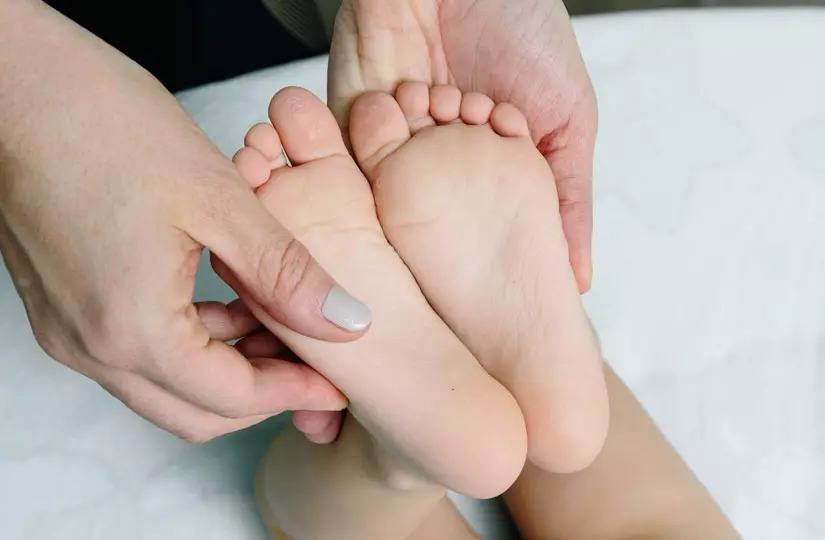 Masajul picioarelor în loc de fitness: o tehnică care ajută la migrene și osteocondroză