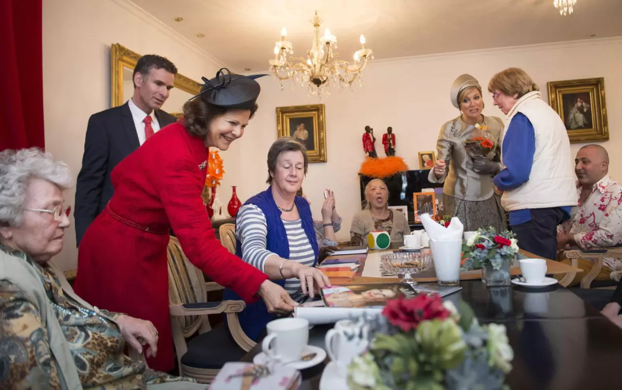 Queen Maxima ya Hollanda û Queen Silvia ya Swêdê di 4-ê Avrêl, 2014-an de Frank Van Beek / EPA bi gundiyên Hoogewijk re li Hollandayê re hevdîtin pêk tînin