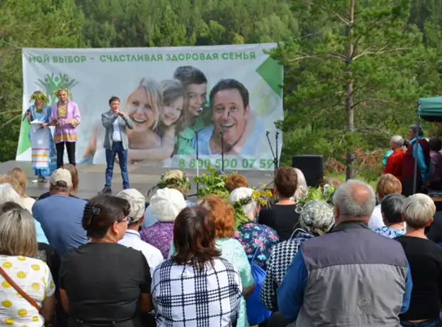 Een feestelijk evenement bij de Steen van de Twee Ringen. / Foto: narslovo.ru