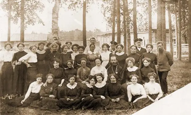 1910 jaar. Bazhov met zijn studenten (op de foto rechts naast hem Valya, zijn toekomstige vrouw). / Foto: ompural.ru