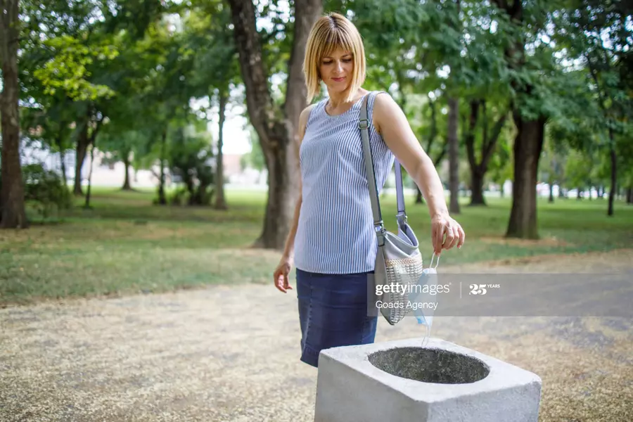 tirar la máscara a la basura