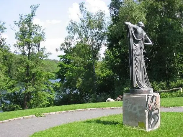 Statue de Frina dans le parc Paul-Ernst à Berlin