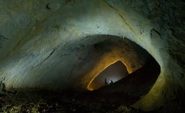 Movile Cave Am Südoste vu Rumänien gëtt et eng Höhl, an där d'Sonneliicht fir fënnef an eng hallef Millioun Joer net duerchgeet. D'Loft hei ass gëfteg a mat Waasserstoffsulfid gefëllt. Fuerscher hunn komplett eenzegaarteg Kreaturen entdeckt, déi sech iergendwéi an esou komeschen Konditiounen un d'Liewen adaptéiere konnten.