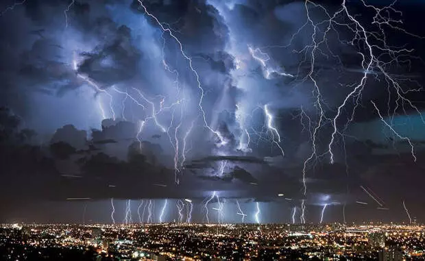 Donnerwieder Maracaibo Bei der Catatumbo River, Western Venezuela, hält de Stuerm bal ni op. D'Form vun de Bierger ronderëm, déi kal Andesloft, d'Verdampfungswaasser vum Floss an d'Metanablagerungen halen Donnerwiederen 340 Deeg am Joer weider.