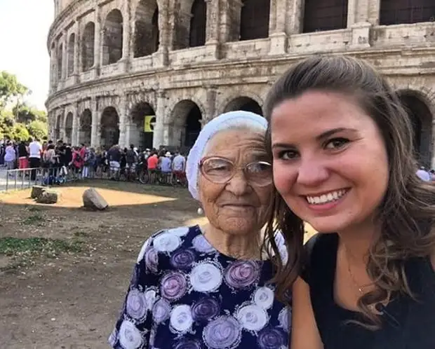 Tal apoyo motivó aún más a la abuela para nuevos viajes Lena Ershova, abuela, en el mundo, personas, pensionista, pensión, viajes.