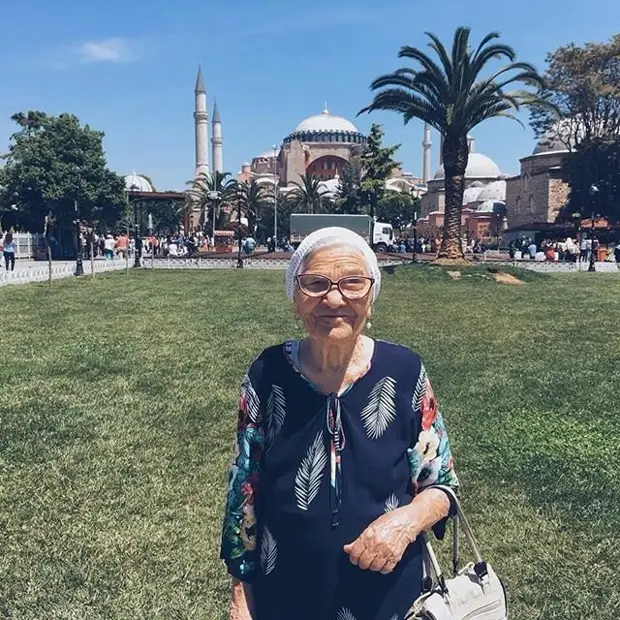 Ostatnio wrzuciłam nowe zdjęcie na Instagram - na tle Hagia Sophia w Stambule Lena Ershova, babcia, na świecie ludzie, emeryt, emerytura, podróże