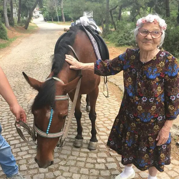 Li agrada descobrir noves cultures per ella mateixa Lena Ershova, àvia, al món, gent, pensionista, jubilació, viatges