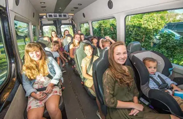 A família circula pela cidade em seu próprio microônibus.