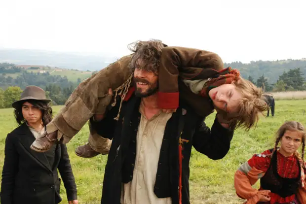 A xente realmente quere crer que os xitanos están a roubar nenos. Fotograma da película On My Own de Tony Gatliffe. A rapaza da dereita é unha etnia xitana de Romanía.