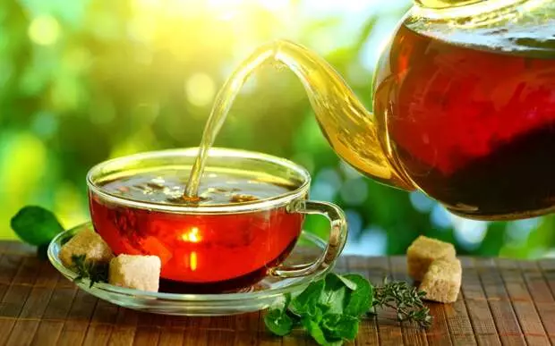 फायदा किंवा हानी: चहाचा शरीरावर कसा परिणाम होतो