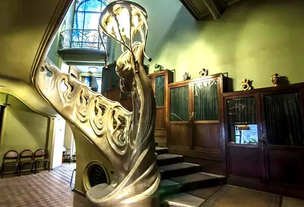 Інтер'єр будинку Рябушинського. Один із символів особняка Рябушинського – мармурові сходи, виконані у формі хвилі