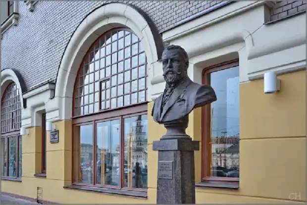 Погруддя Шехтеля перед Ярославським вокзалом