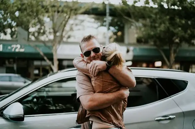 Rob memeluk Stephanie setelah dia mengantarnya ke toko gaun pengantin tempat dia membuat janji dengan keluarganya. Foto: James Day.