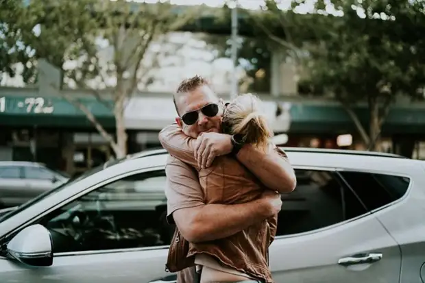 Rob hugs Stephanie neidat hy jout har in ritsje nei de brulloft jurk winkel dêr't se hat in ôfspraak mei har famylje. Foto: James Day.