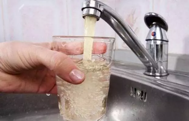 كيف تصنع منقي الماء العسر ليحل محل نصف المواد الكيميائية المنزلية في منزلك