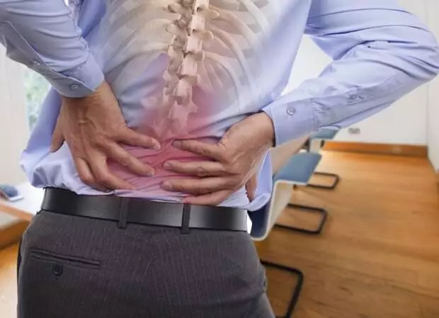 Waarom doet de onderrug pijn? Oorzaken van rugpijn afhankelijk van de ziekte