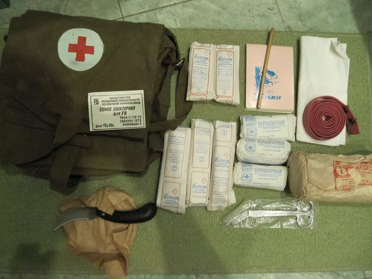 SSRS medicininės priežiūros krepšys - lauko pirmosios pagalbos vaistinėlės Didžiojo Tėvynės karo kariams ir karininkams