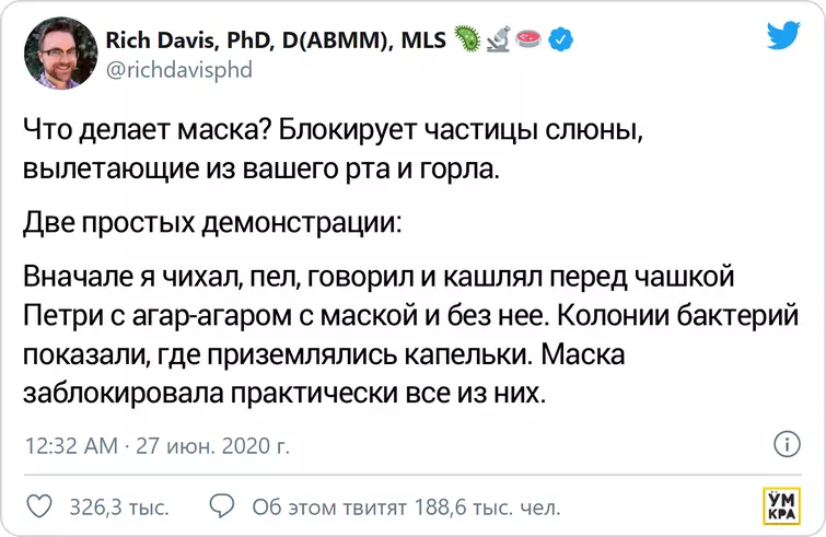 El científico mostró claramente la diferencia en la propagación de bacterias con y sin máscara médica.