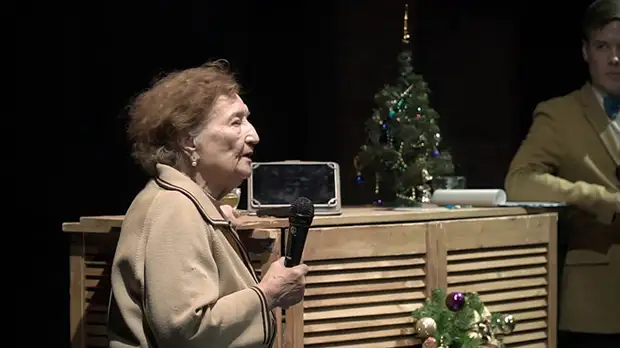 Roza Gavrilovna parla al públic.