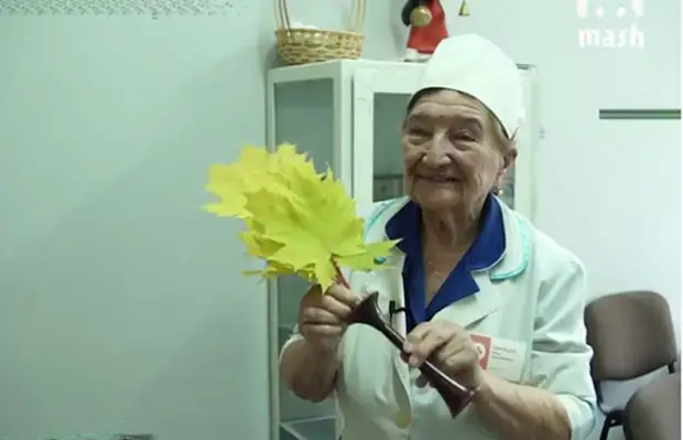 Ara Rosa Gavrilovna té 94 anys i encara rep pacients.