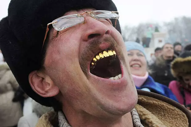 A mandíbula caeu. De onde saíu o pobo soviético a súa paixón polos dentes de ouro?