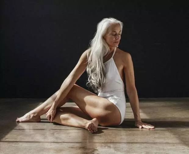 Nagte-trend ang natural na kagandahan: ang eleganteng modelo ay nag-advertise ng swimwear sa edad na 61