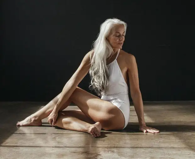 Si Yasmina Rossi ay isang modelo na nag-a-advertise ng swimwear sa edad na 61