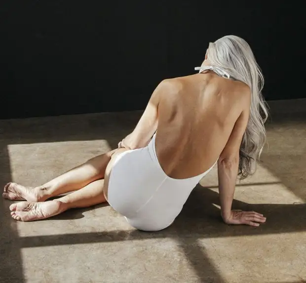 Si Yasmina Rossi ay isang modelo na nag-a-advertise ng swimwear sa edad na 61