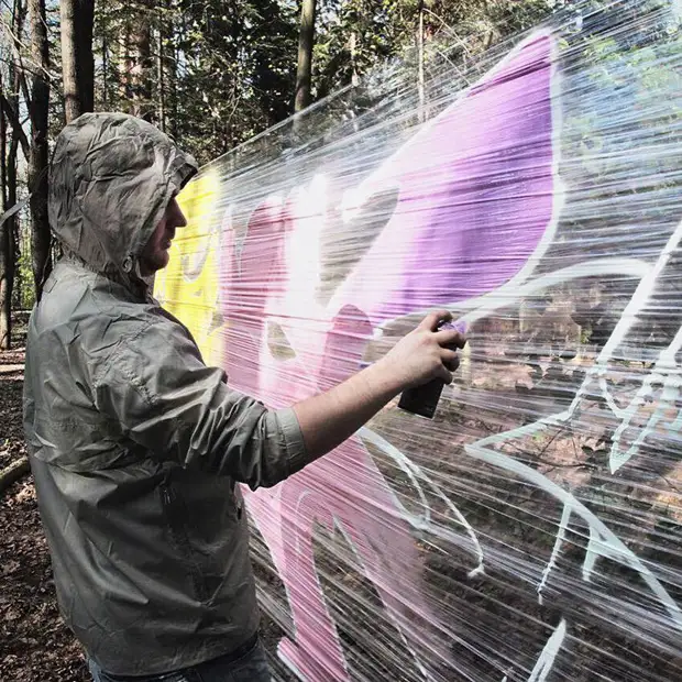 Cellograffiti: unconventional graffiti nyob rau hauv hav zoov los ntawm artist Evgeniy Ches