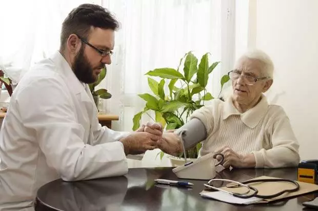 "Ikä tohtori". Mitä geriatri tekee ja miten häneen pääsee?