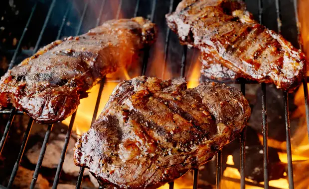 Zähes Fleisch Gibt der Grill dem Fleisch eine feste Laufsohle? Rotwein zur Hilfe. Ein Stück Fleisch in einen Vakuumbeutel geben, ein Glas Rotwein dazugießen und ca. 15 Minuten marinieren lassen, danach wird das Fleisch auf dem Grill saftig und zart.