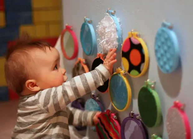 Imágenes de juegos educativos bajo demanda en la pared.