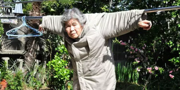 Abuela japonesa se convirtió en fotógrafa a los 72 años y ahora hace divertidos autorretratos