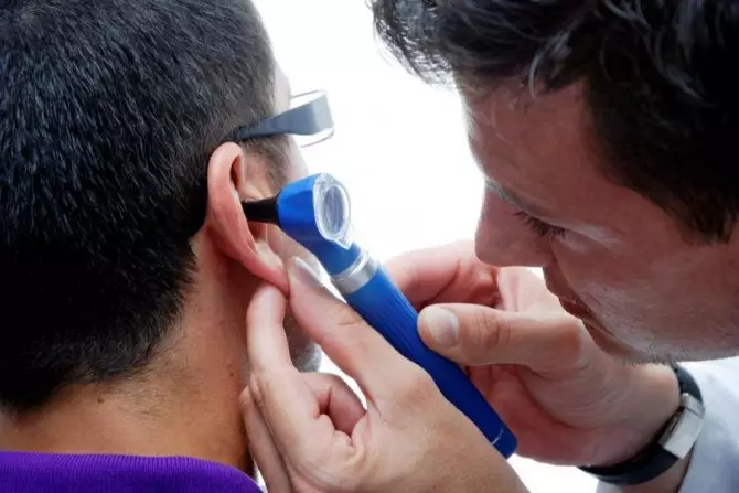 Agua en el oído. Cómo deshacerse de, qué hacer si duele, medicamentos.