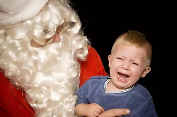 Un bambino dovrebbe essere protetto da Babbo Natale, racconti spaventosi e stress?